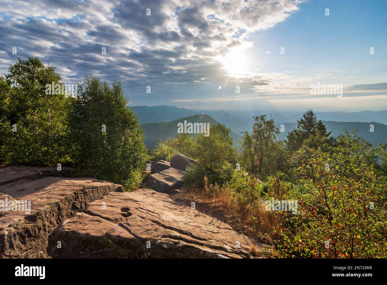 Montagnes des Vosges (Vogesen), Mont Donon (Hohe donne), lever du ...