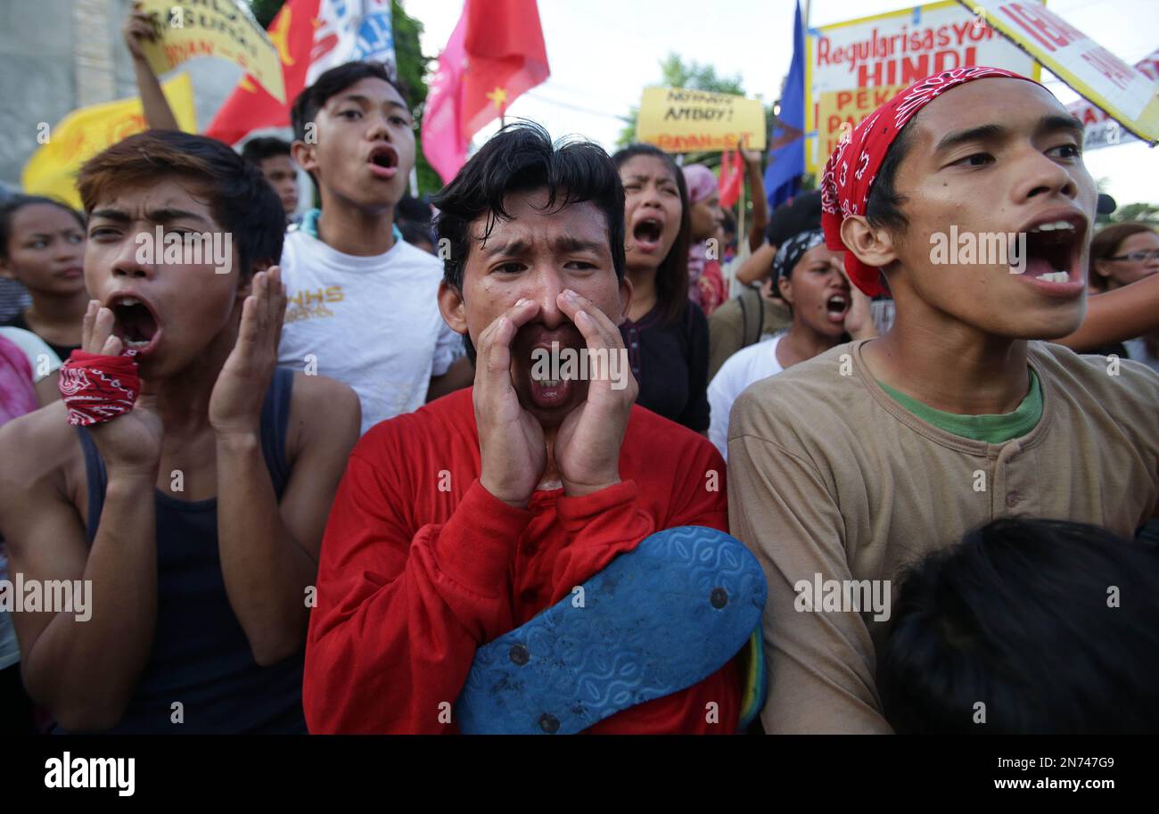 Filipino protesters shout slogans as they tried to get closer to the ...