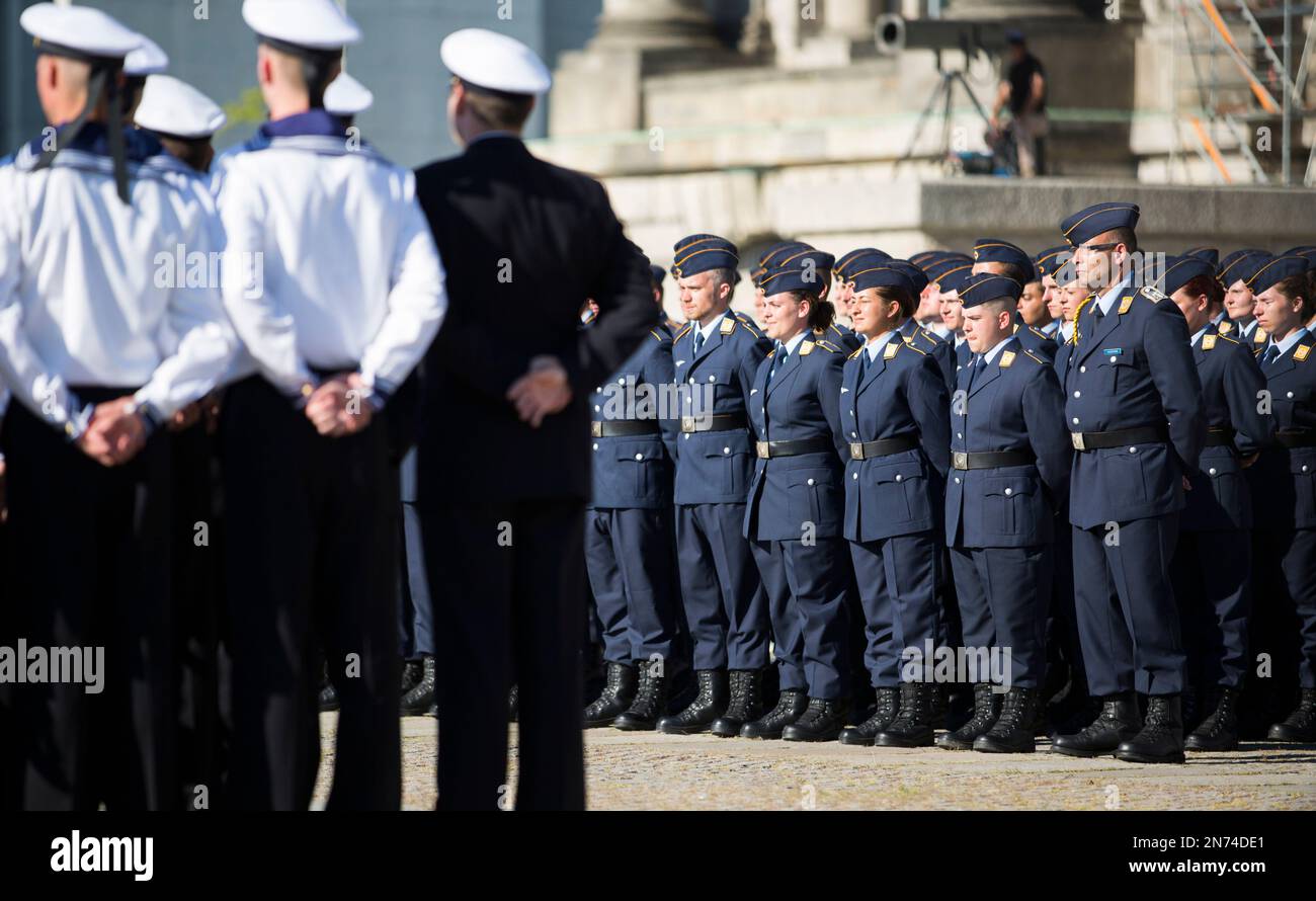 Soldiers stand still for a solemn pledge of soldiers of the German Army ...