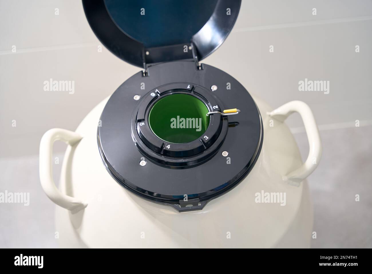 Le réservoir d'azote liquide est utilisé dans la procédure de ...