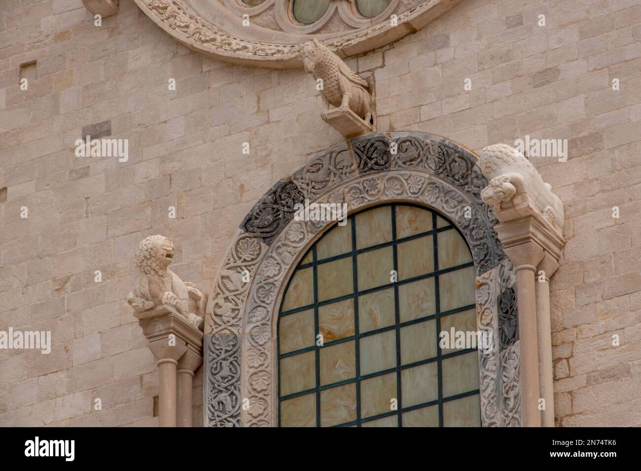 Détails de la façade de la cathédrale de Trani, Italie Photo Stock - Alamy