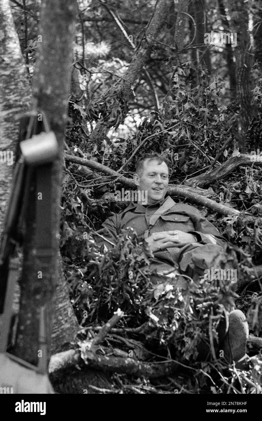 Un soldat de la Seconde Guerre mondiale se détend dans un lit de ...