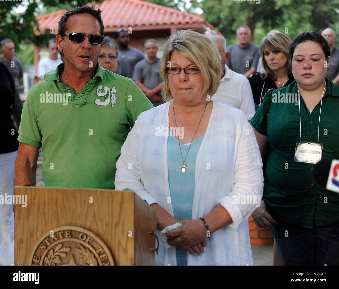 Backed by family and fire fighters, siblings Barry Ryman, left, and Kim ...