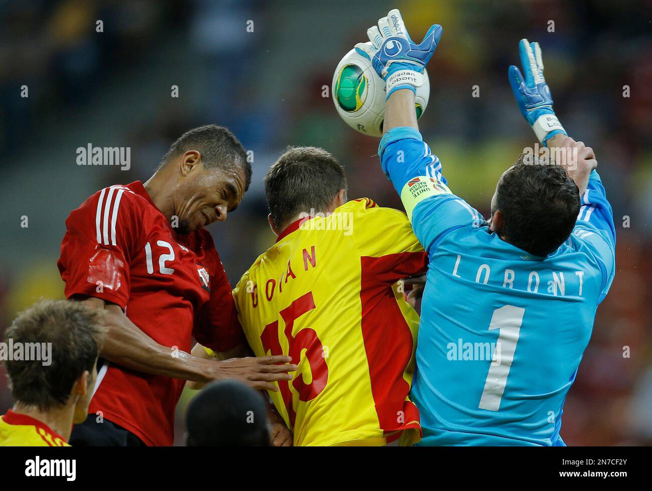 Trinidad and Tobago's Darryl Roberts , left, jumps for a header next to ...