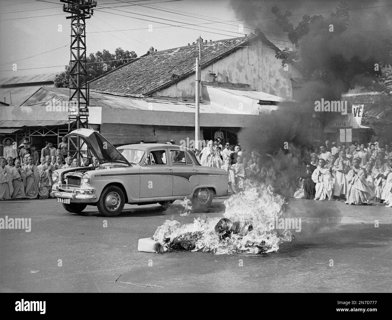 EDS NOTE: GRAPHIC CONTENT - The flaming body of a Buddhist monk, the ...