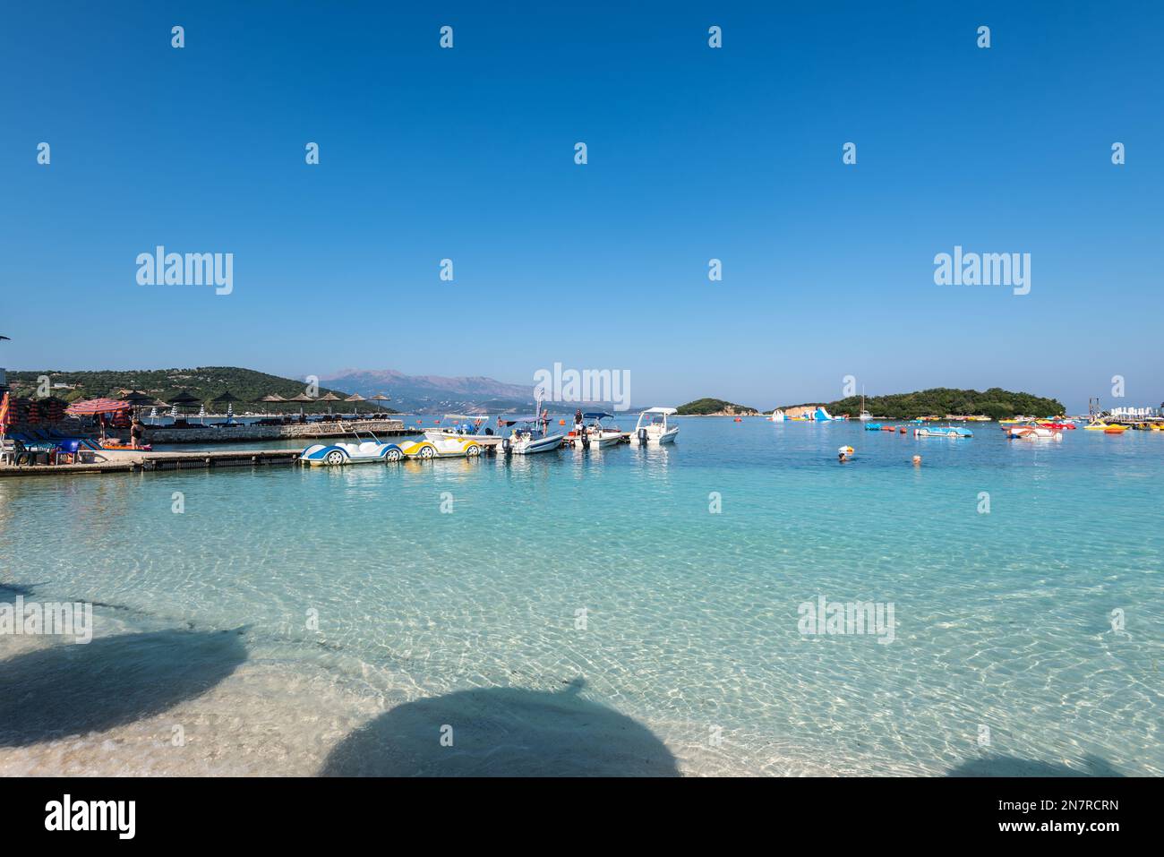 Ksamil, Albanie - 15 septembre 2021 : plage de Bora Bora le long de la ...