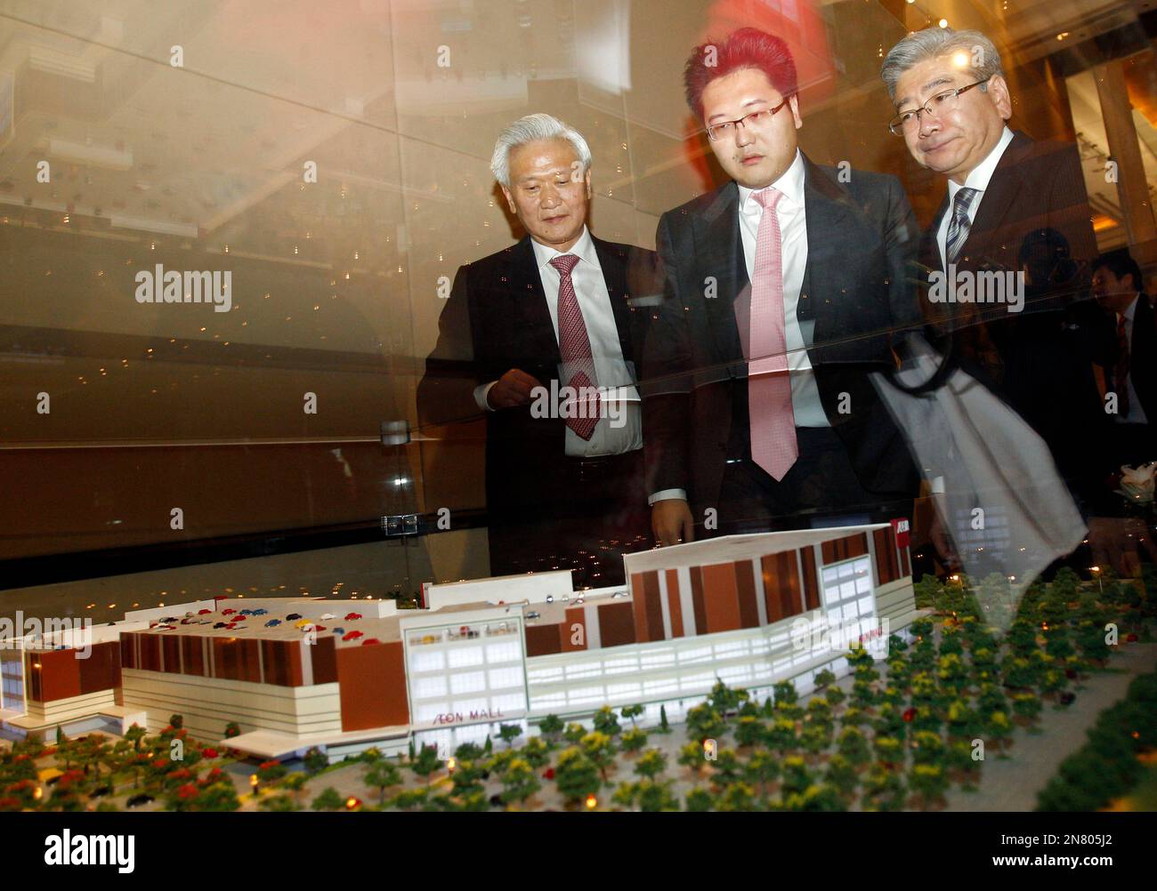 CEO of AEON Mall Soichi Okazaki, right, Group CEO of Sinar Mas Land ...