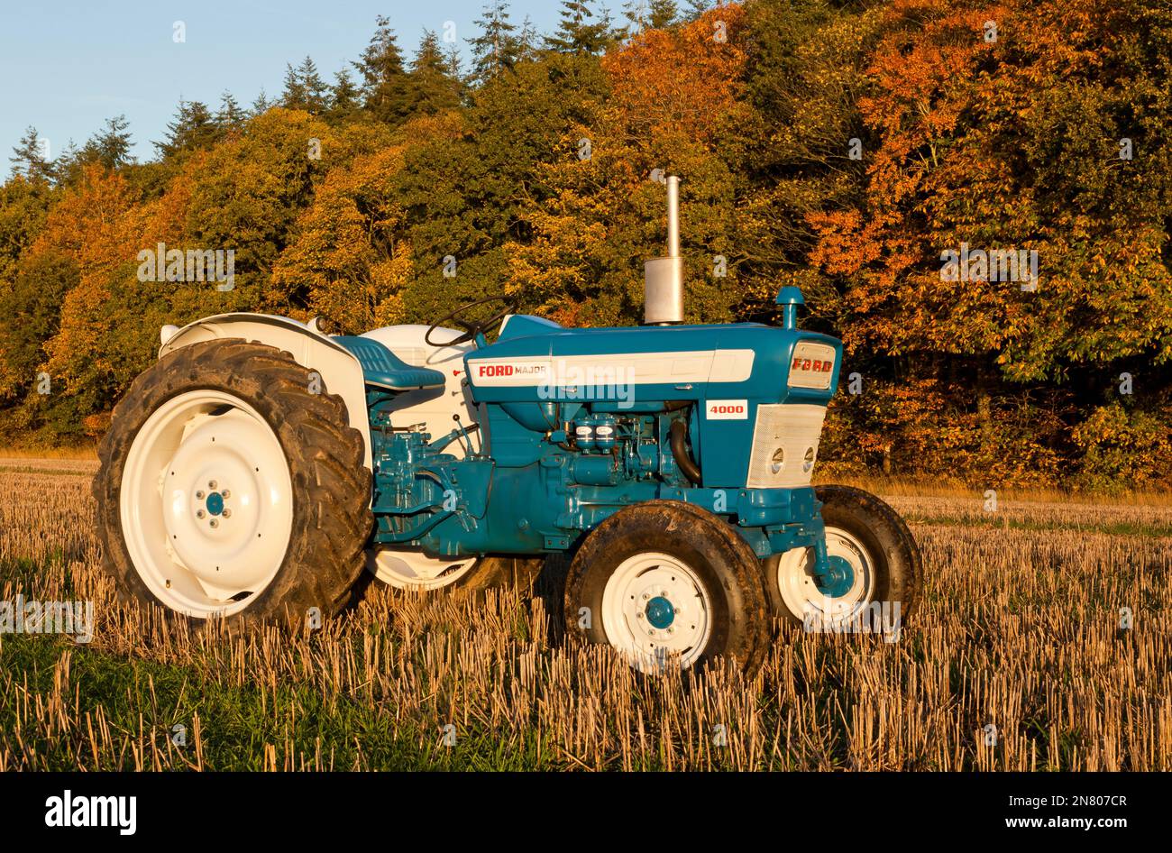 Trattore d'epoca ford 4000 pre force Banque de photographies et d’images à haute résolution - Alamy