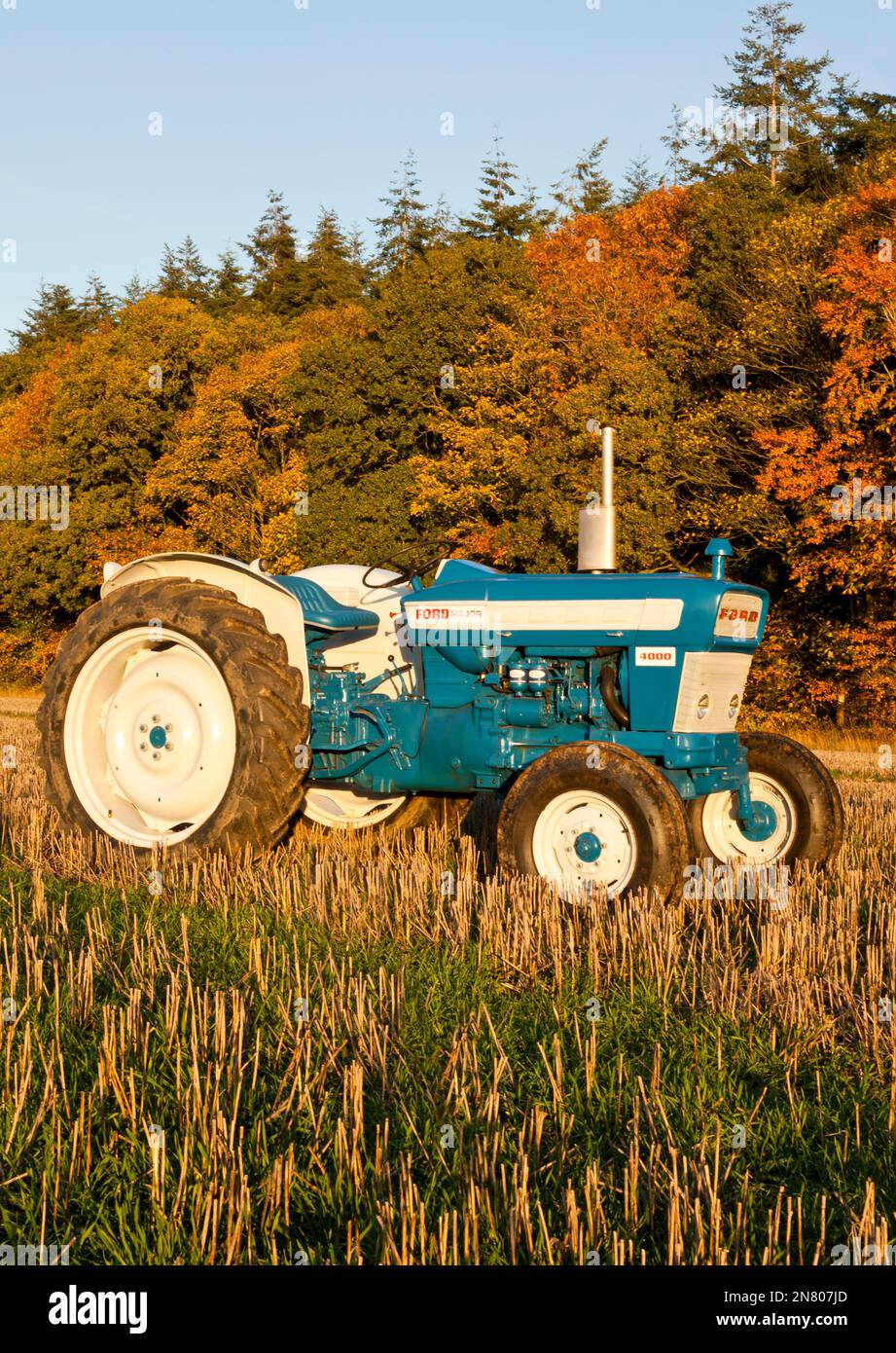 Trattore d'epoca ford 4000 pre force Banque de photographies et d’images à haute résolution - Alamy