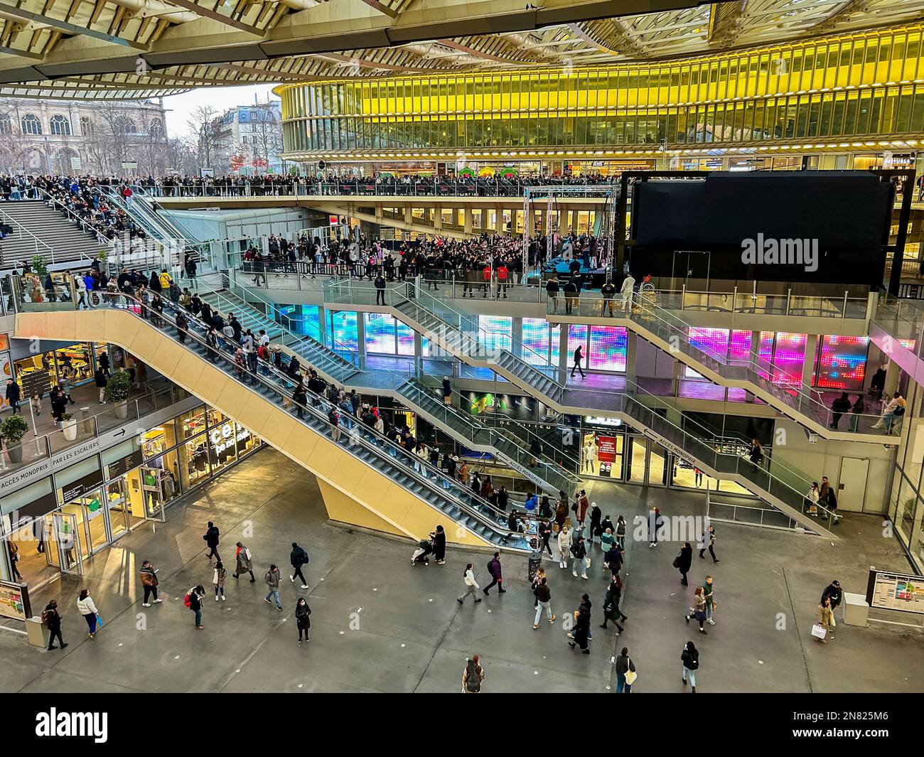 Paris, France, foule, intérieur du Centre commercial français, le Forum ...