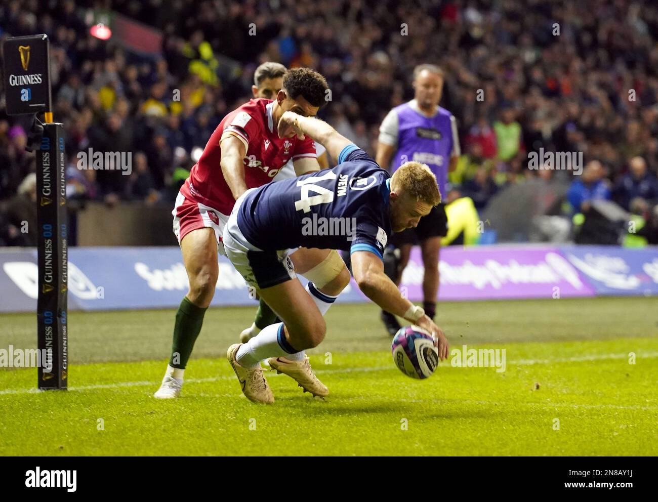Kyle Steyn, en Écosse, marque sa deuxième tentative lors du match ...