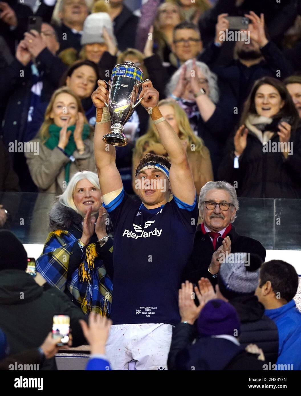 Le capitaine écossais Jamie Ritchie lève la Doddie Weir Cup après le ...