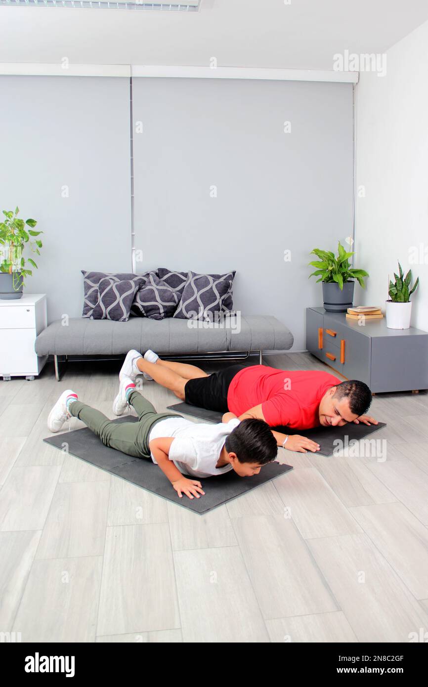 Surpoids Latino papa et son exercice à la maison pour perdre du poids ...