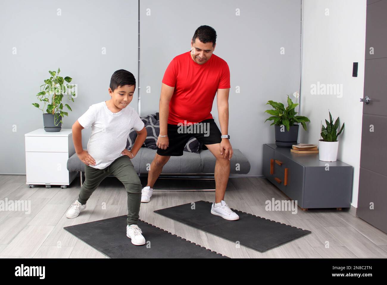 Surpoids Latino papa et son exercice à la maison pour perdre du poids ...