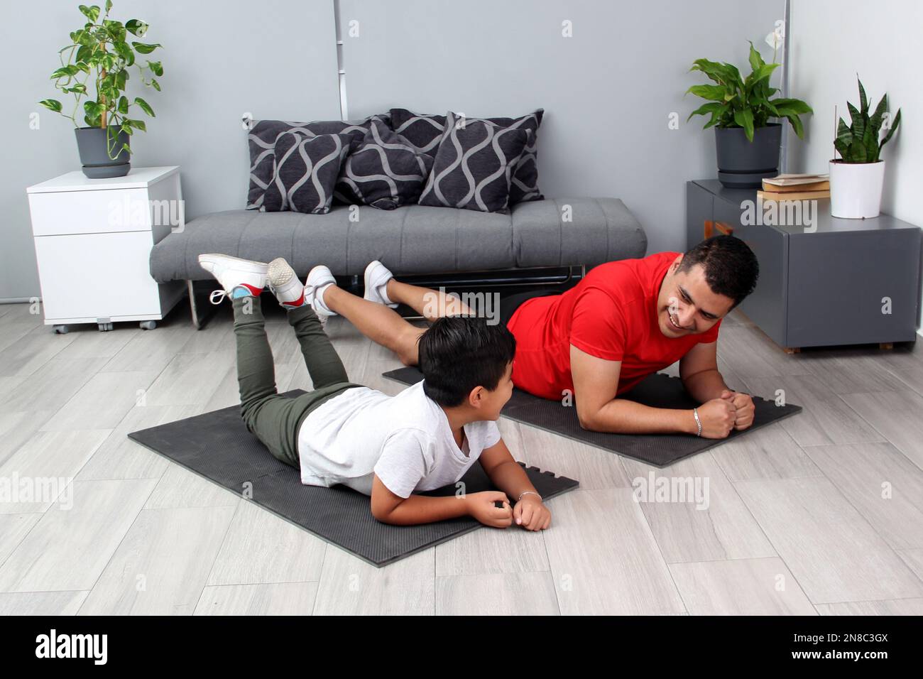 Surpoids Latino papa et son exercice à la maison pour perdre du poids ...