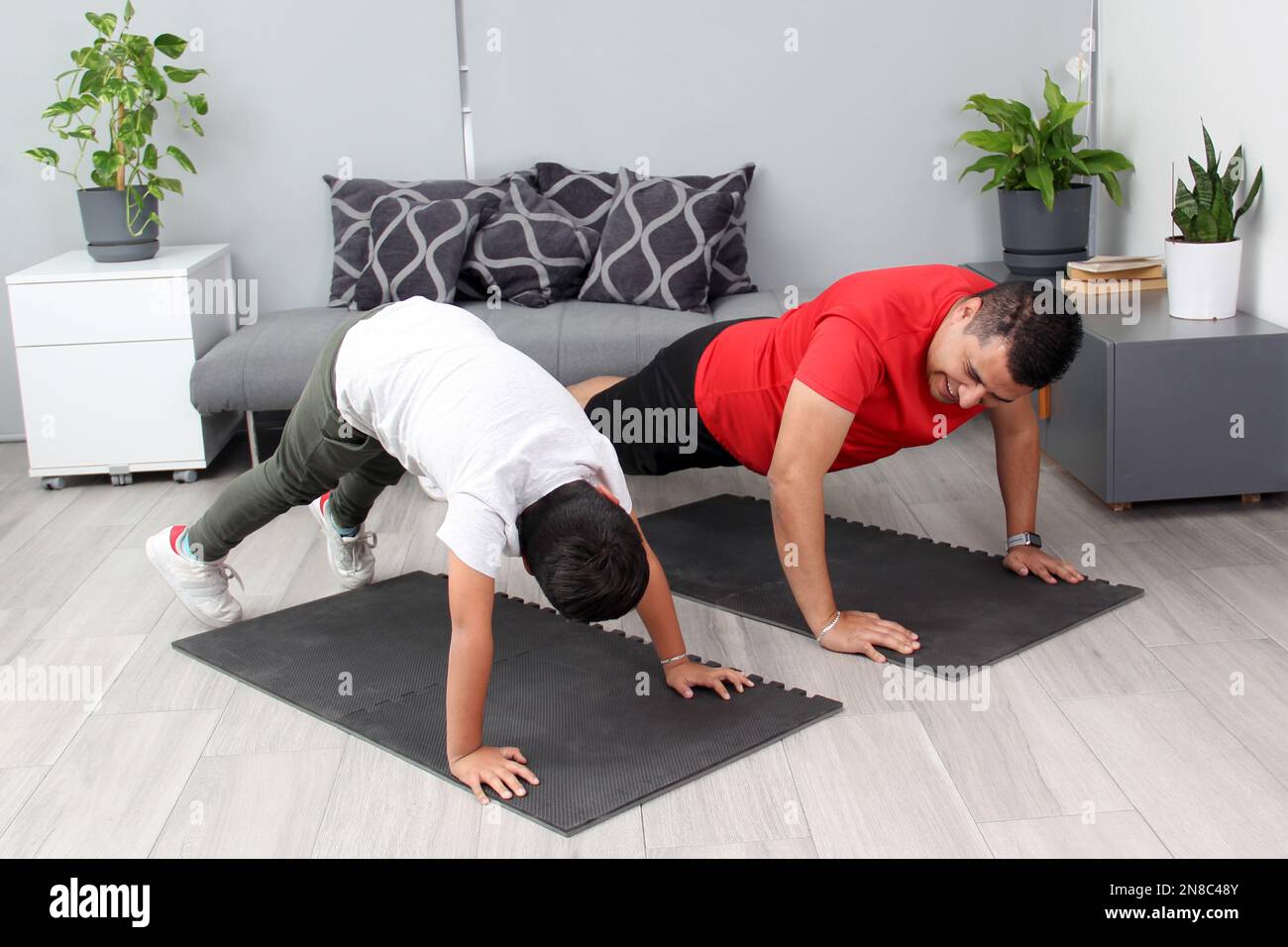 Surpoids Latino papa et son exercice à la maison pour perdre du poids ...