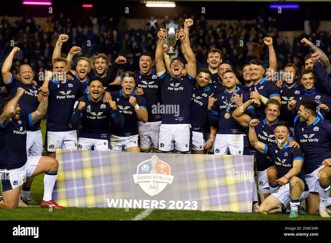 Le capitaine écossais Jamie Ritchie lève la Doddie Weir Cup après le ...