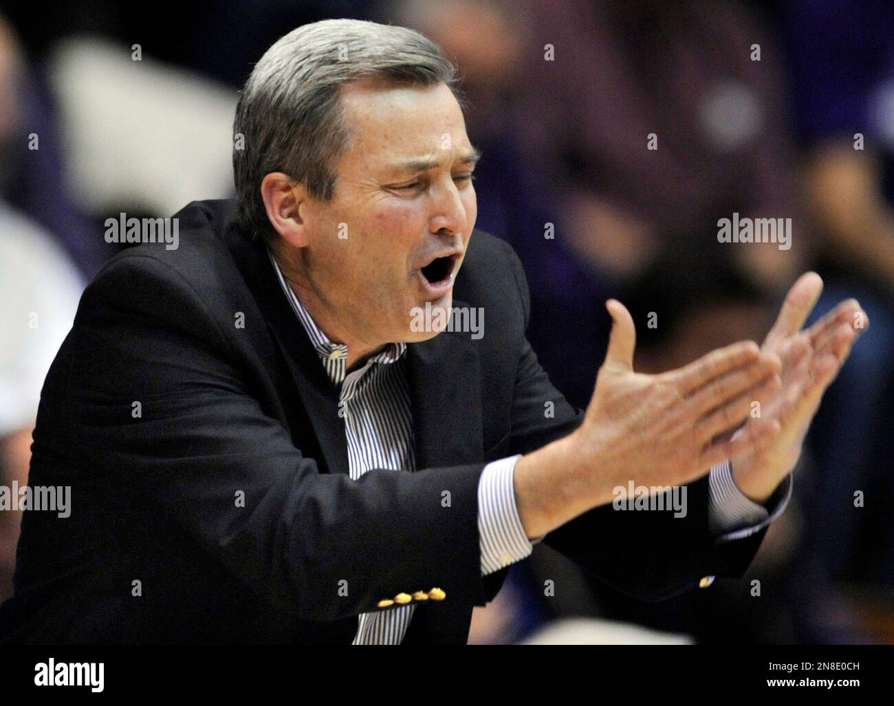 Northwestern head coach Bill Carmody reacts during the final minutes of ...