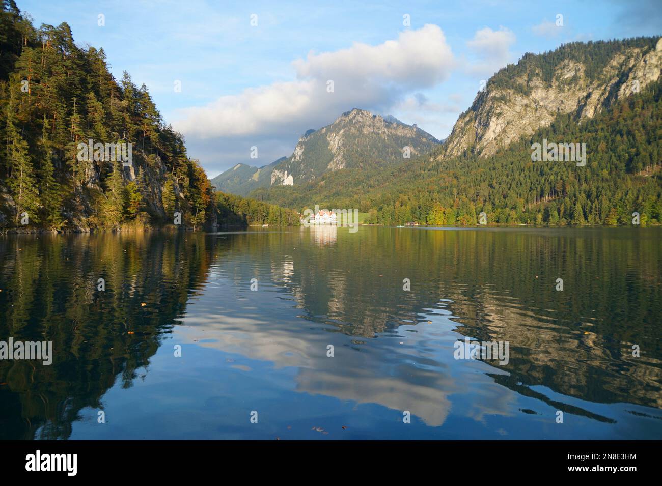 lac alpin Alpsee dans les Alpes bavaroises avec le château de ...