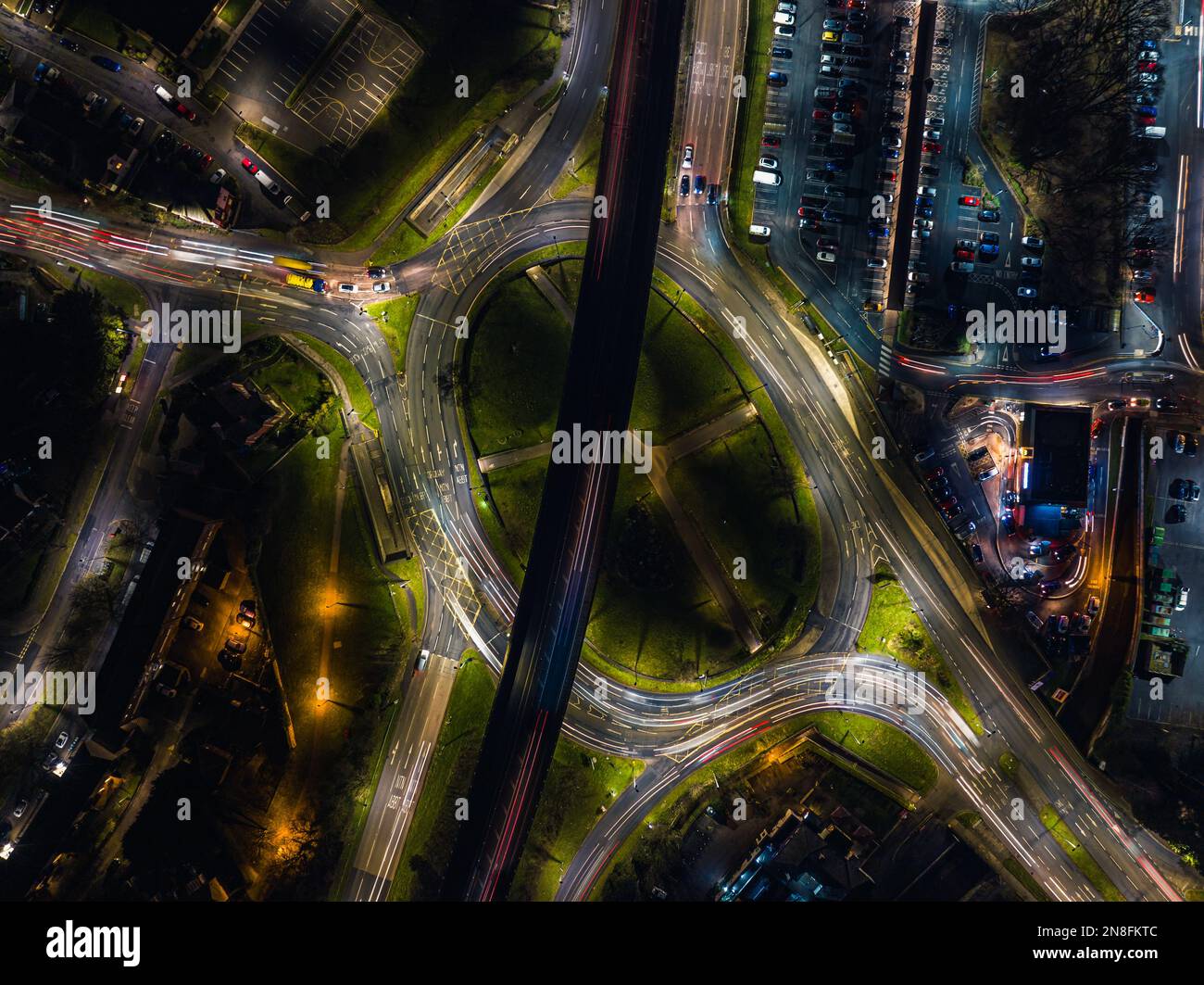 Nuit au-dessus de Penn Inn Flyover et rond-point d'un drone Newton ...