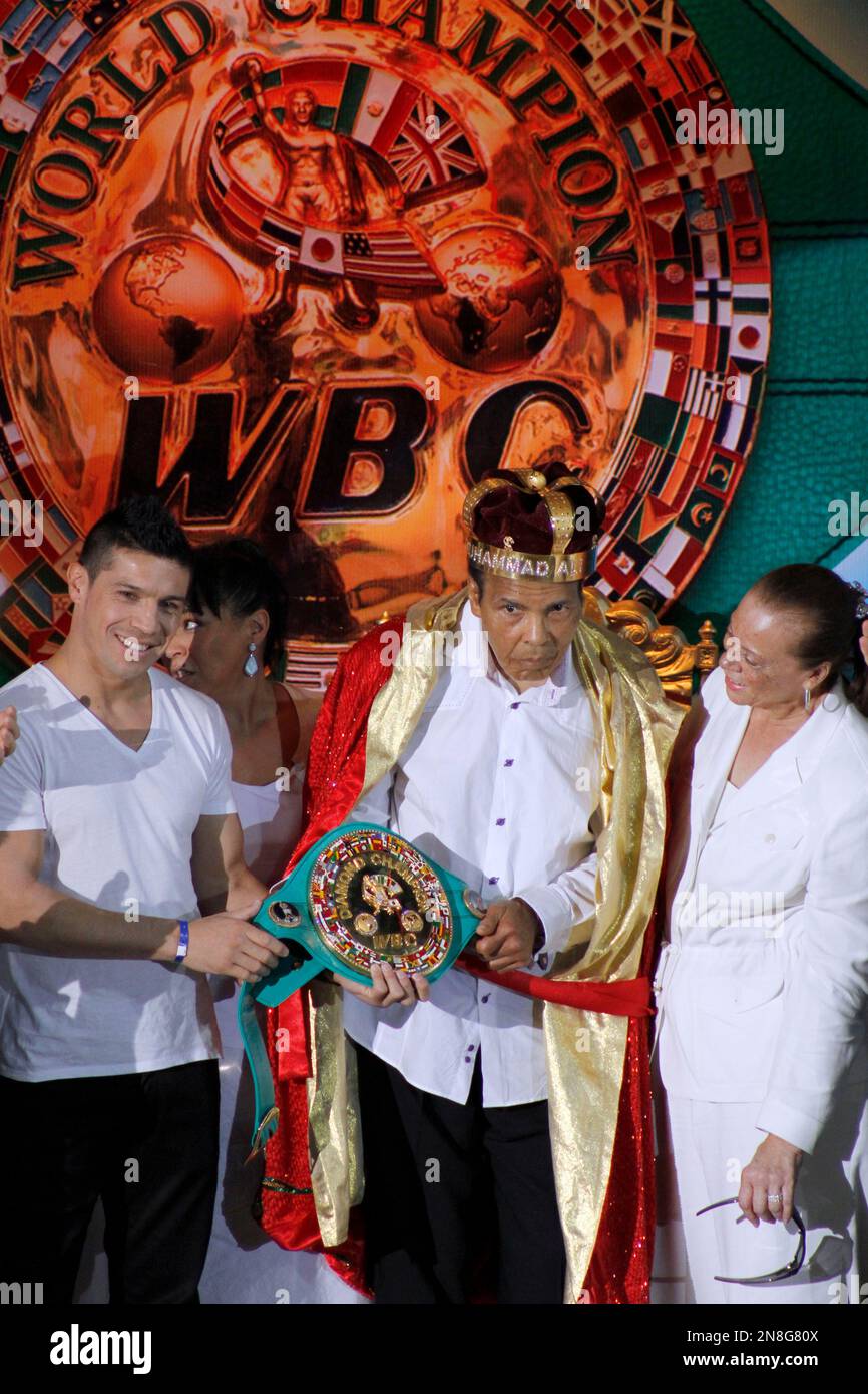 Former world heavyweight champ, Muhammad Ali, center, is crowned "King ...