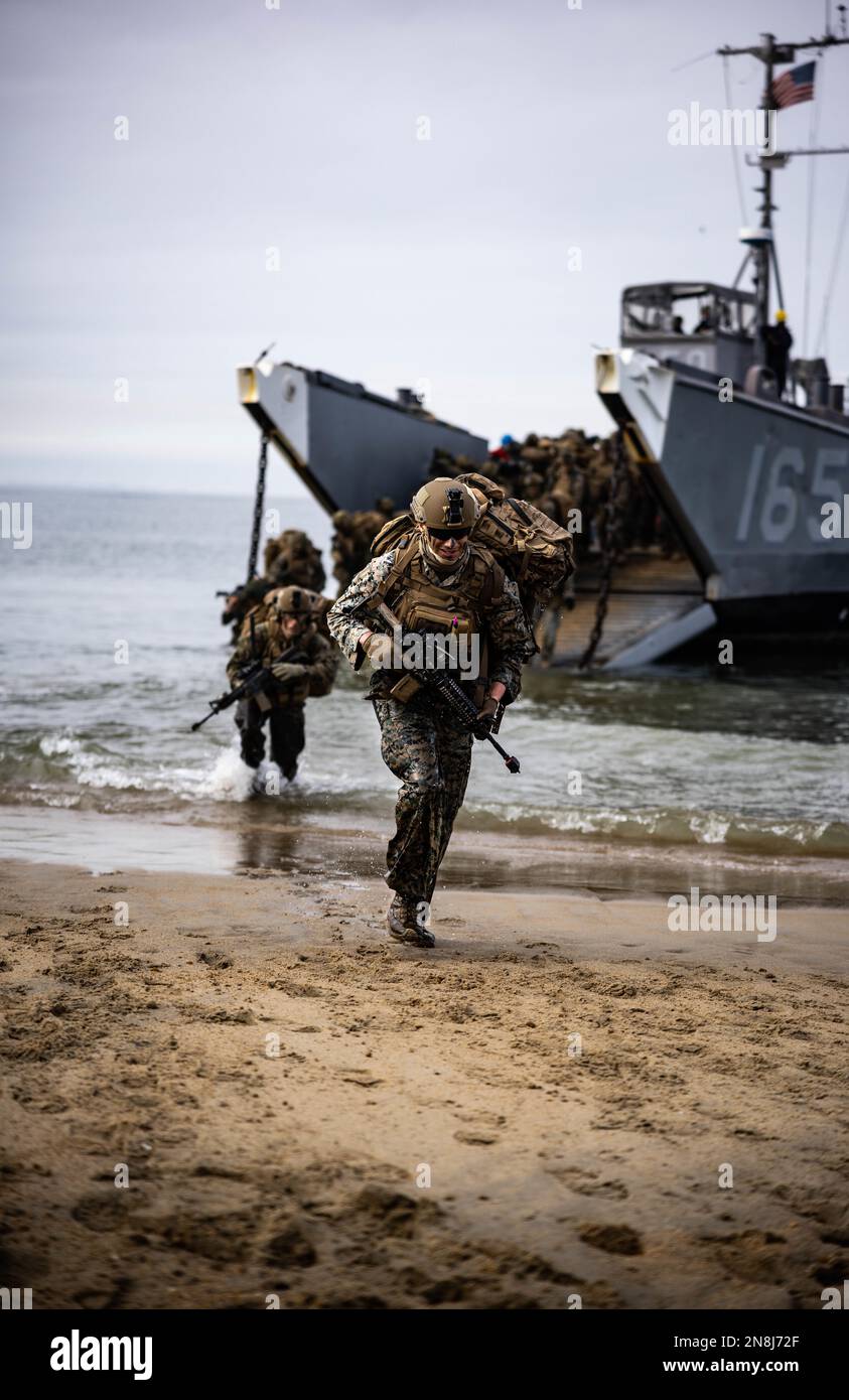 ÉTATS-UNIS Marines avec 2D Bataillon, 2D Marine Regiment, 2D Marine ...