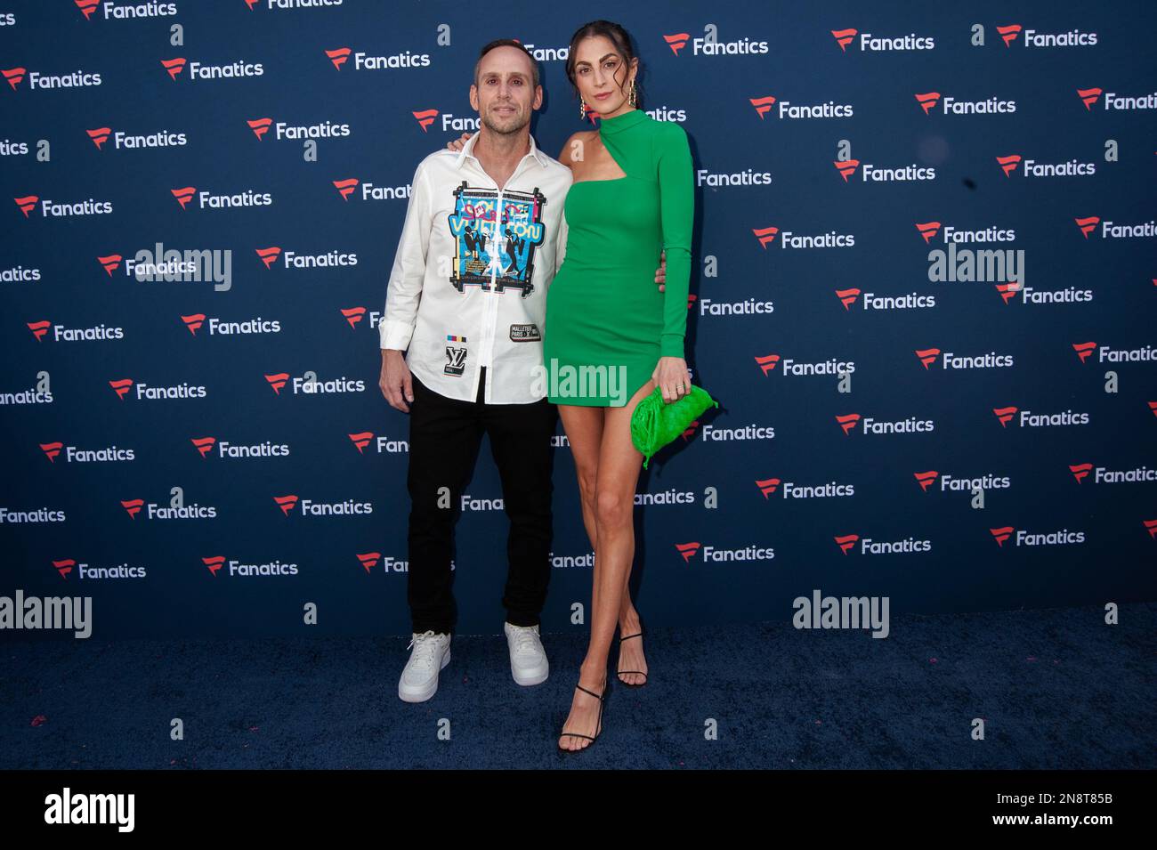 Michael Rubin et Camille Fishel marchent sur le tapis rouge à Michael ...