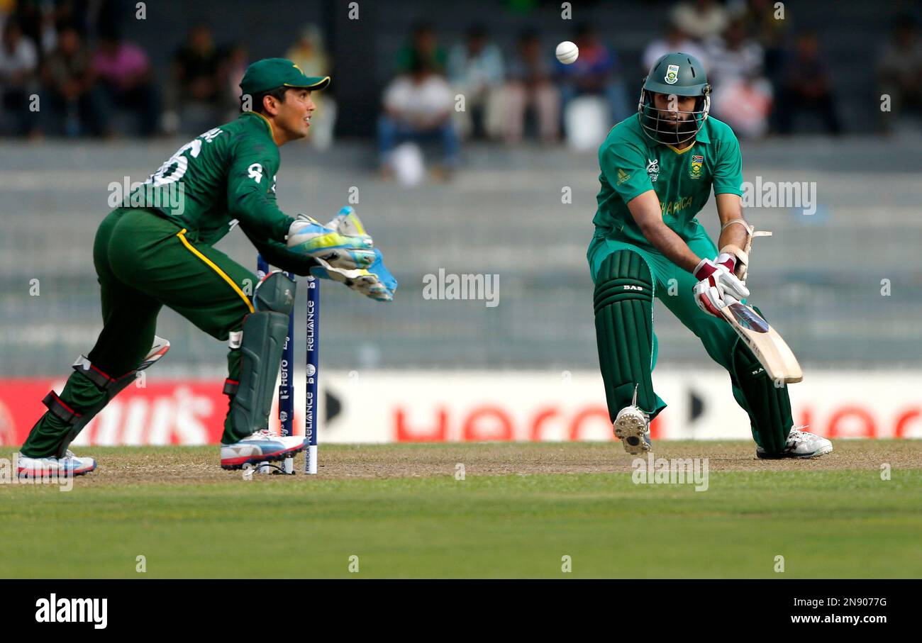 Pakistan's wicketkeeper Kamran Akmal, left, unsuccessfully attempts to ...