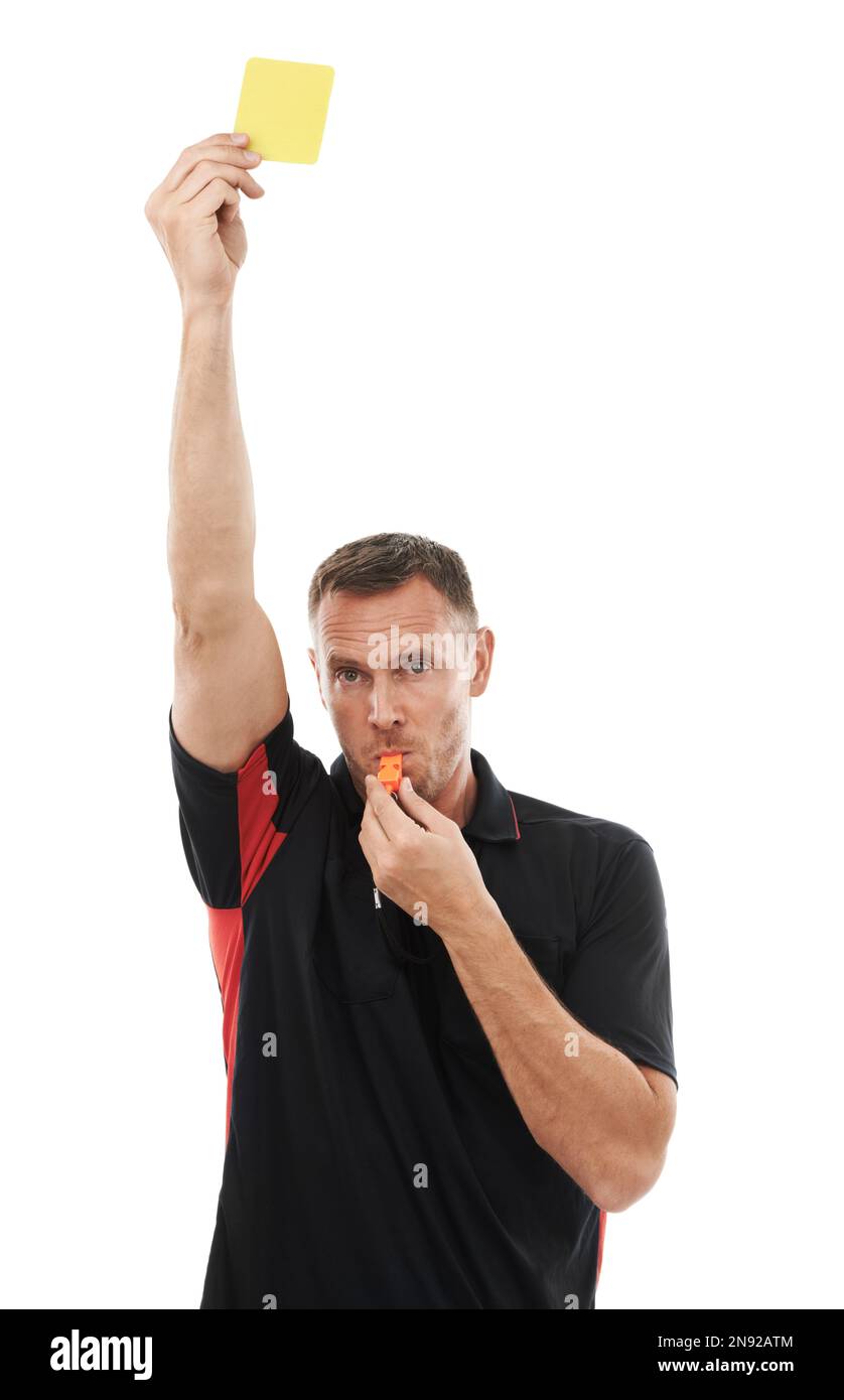 Carton jaune, sifflet et arbitre sportif homme avec avertissement à la ...
