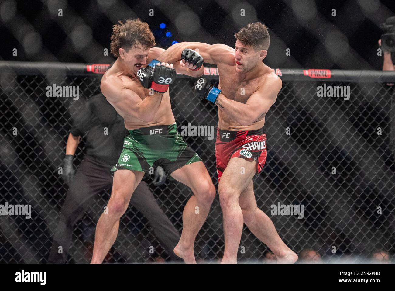 PERTH, AUSTRALIE - 12 FÉVRIER : (R-L) Don Shainis poinçons Jack Jenkins ...