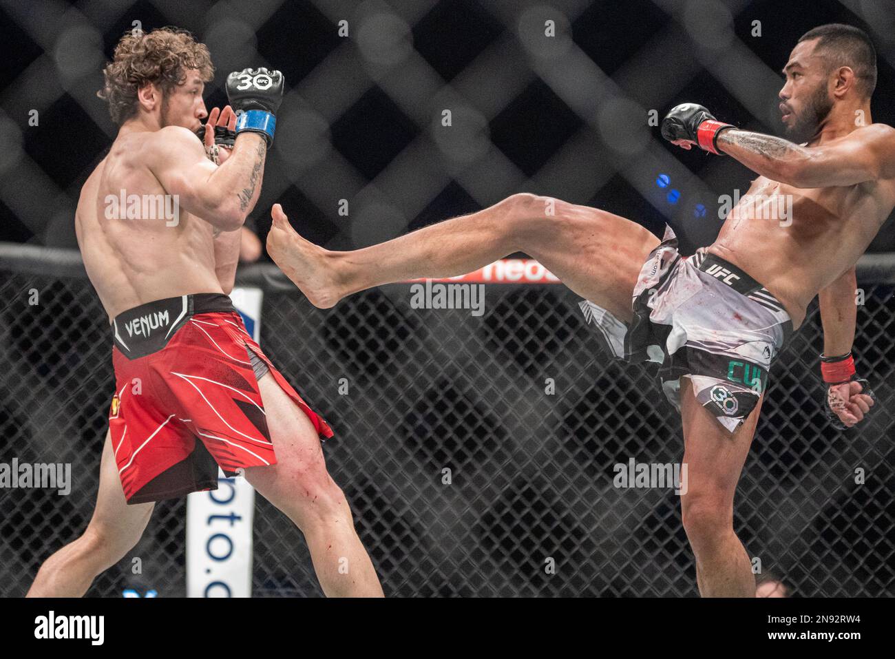 PERTH, AUSTRALIE - FÉVRIER 12 : (R-L) Josh Culibao lance Melsik ...