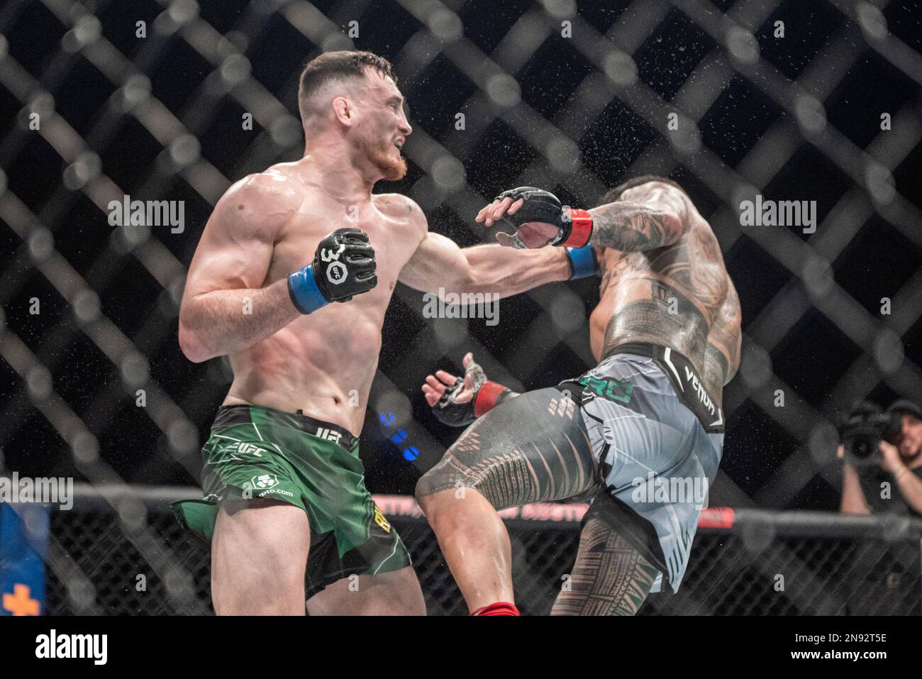 PERTH, AUSTRALIE - 12 FÉVRIER : (G-D) Modestas Bukauskas punte Tyson ...