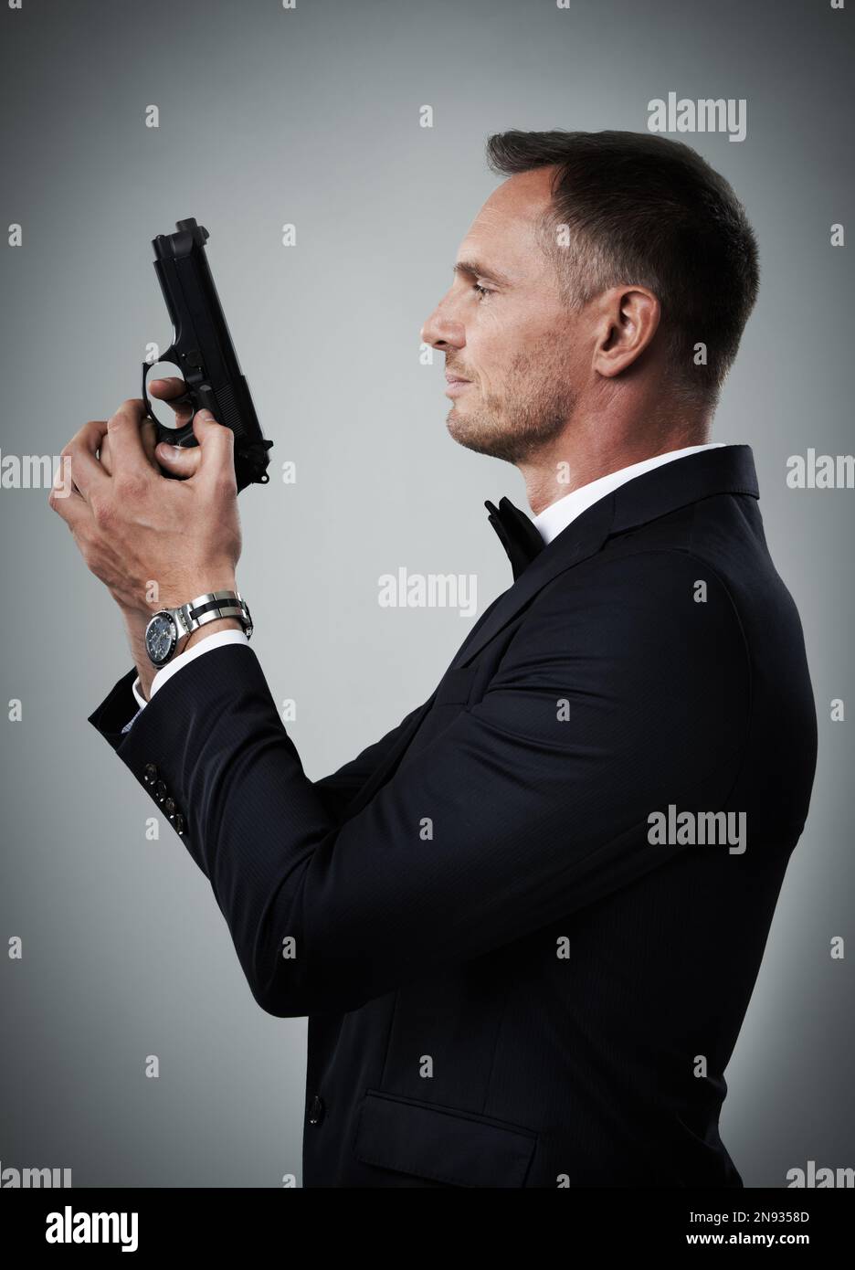 Homme d'agent, profil et arme à feu avec costume pour mission, justice ...