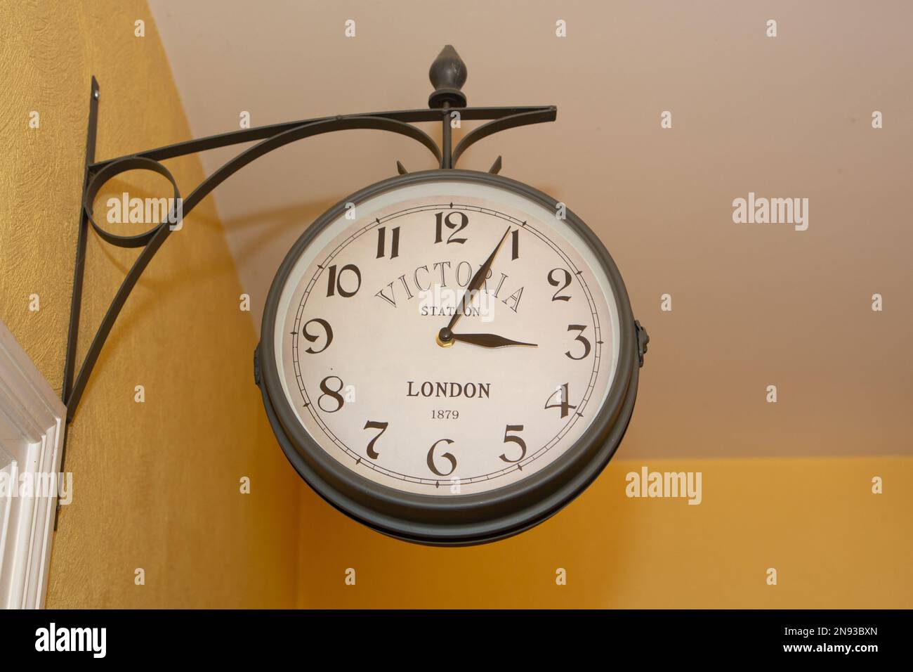 Londres , Royaume-Uni - 09 02 2023 : Victoria Railway Station London ...