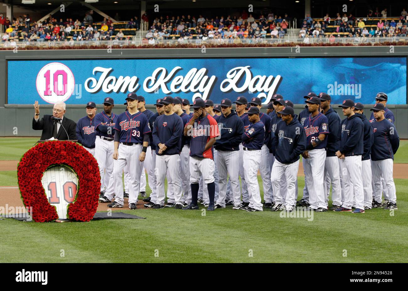 Former Minnesota Twins manager Tom Kelly, left, addresses the fans as ...