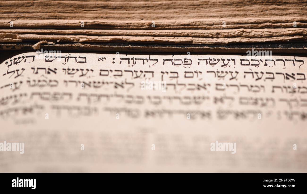 Page de l'ancien livre juif shabby vieux Torah. Accent sélectif sur le ...