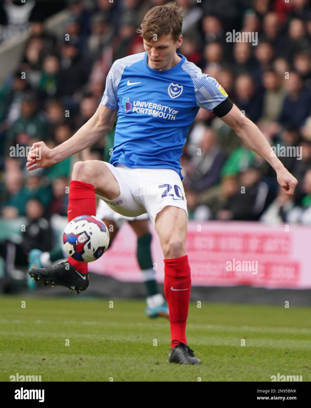 PLYMOUTH, ANGLETERRE - FÉVRIER 11 : Sean Raggett de Portsmouth lors de ...