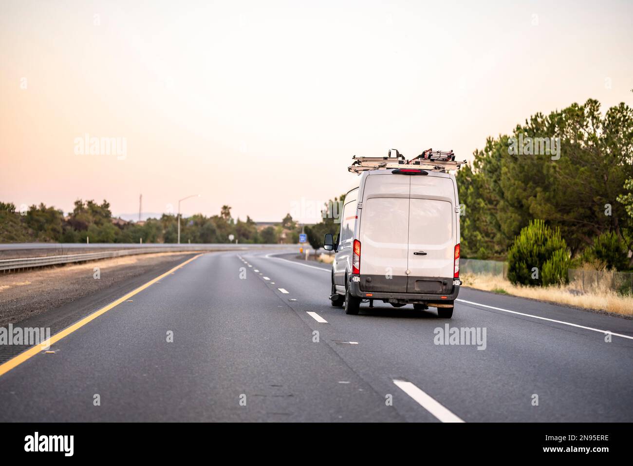 Mini-fourgonnette industrielle commerciale compacte, blanche et légère ...