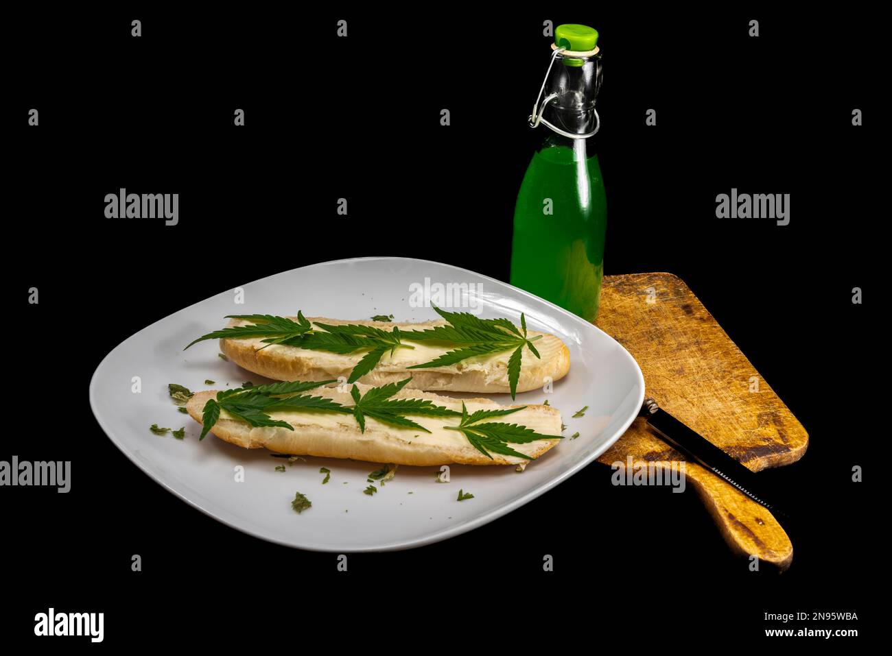 Assiette blanche avec petits pains au beurre décoré de marijuana verte ...