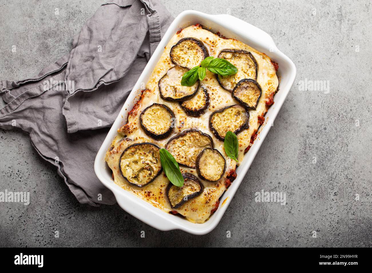 Plat grec méditerranéen Moussaka avec aubergines cuites au four, boeuf ...