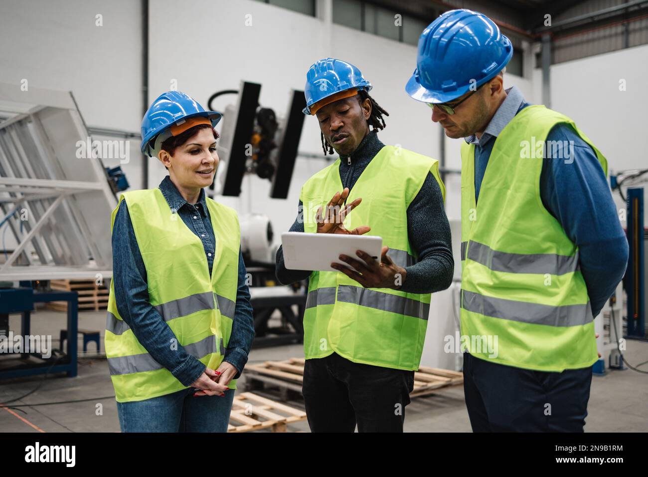 Équipe d'ingénieurs travaillant dans l'usine robotique - concept de l ...
