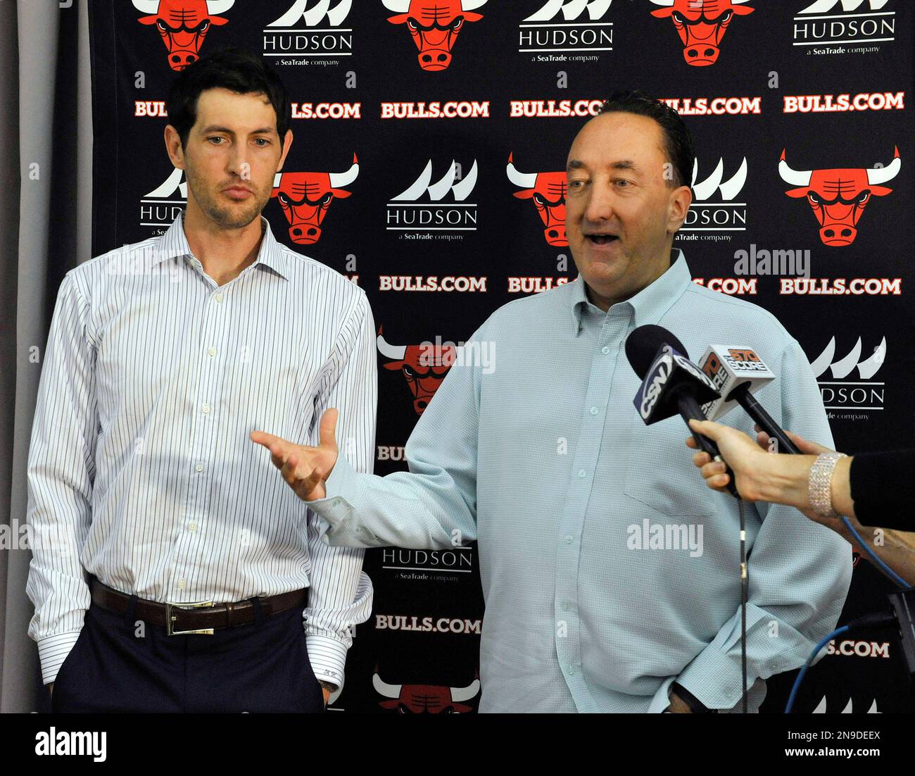 Chicago Bulls general manager Gar Forman, right, introduces newly ...