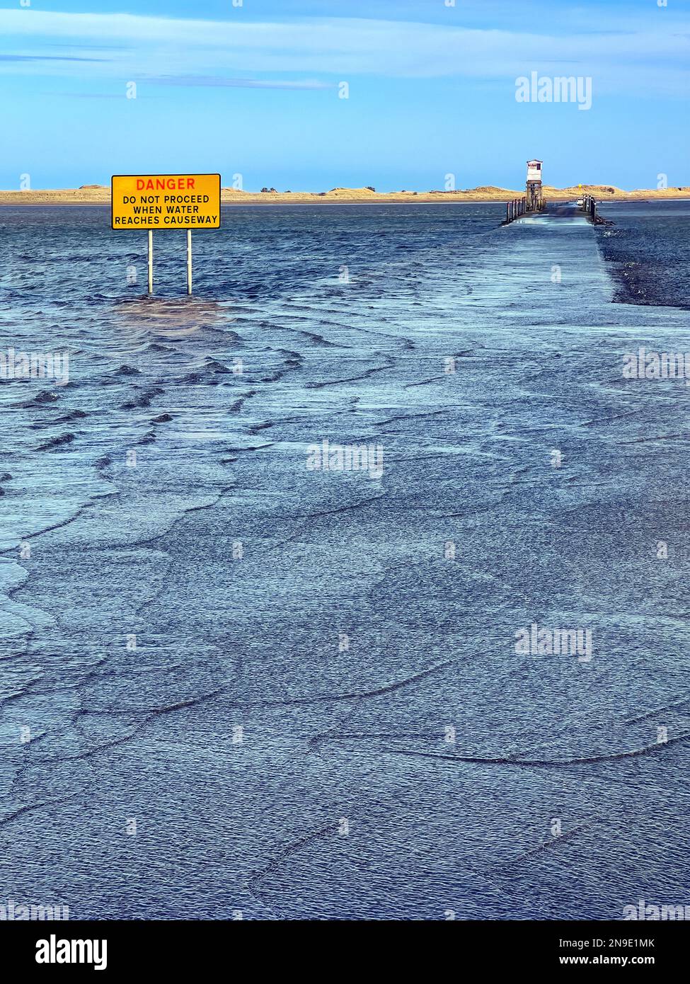 La chaussée de Lindisfarne sur l'île Sainte au large de la côte de ...