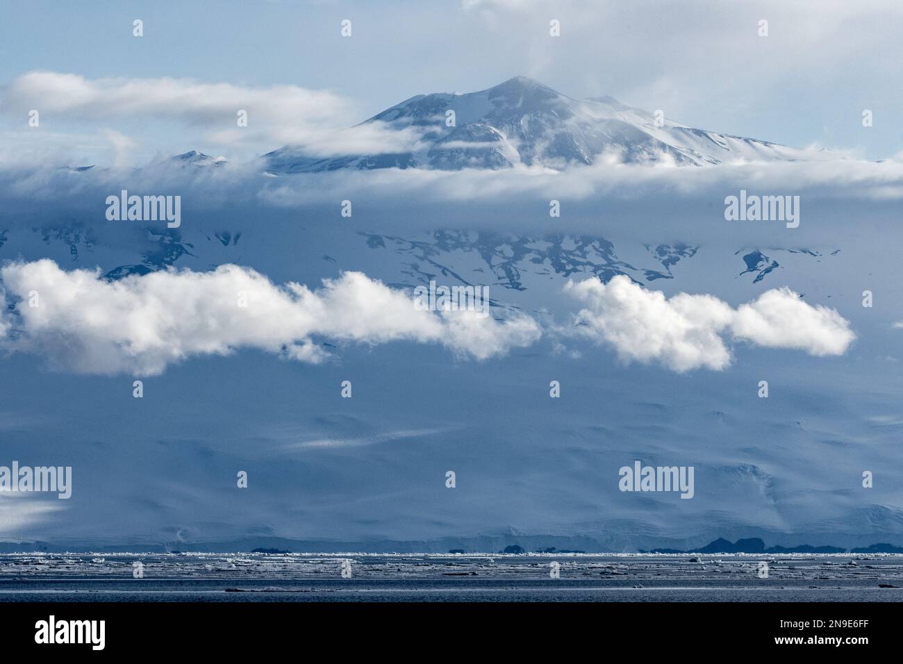 Volcan Mont Erebus sur l'île Ross vu de la mer de Ross, Antarctique ...