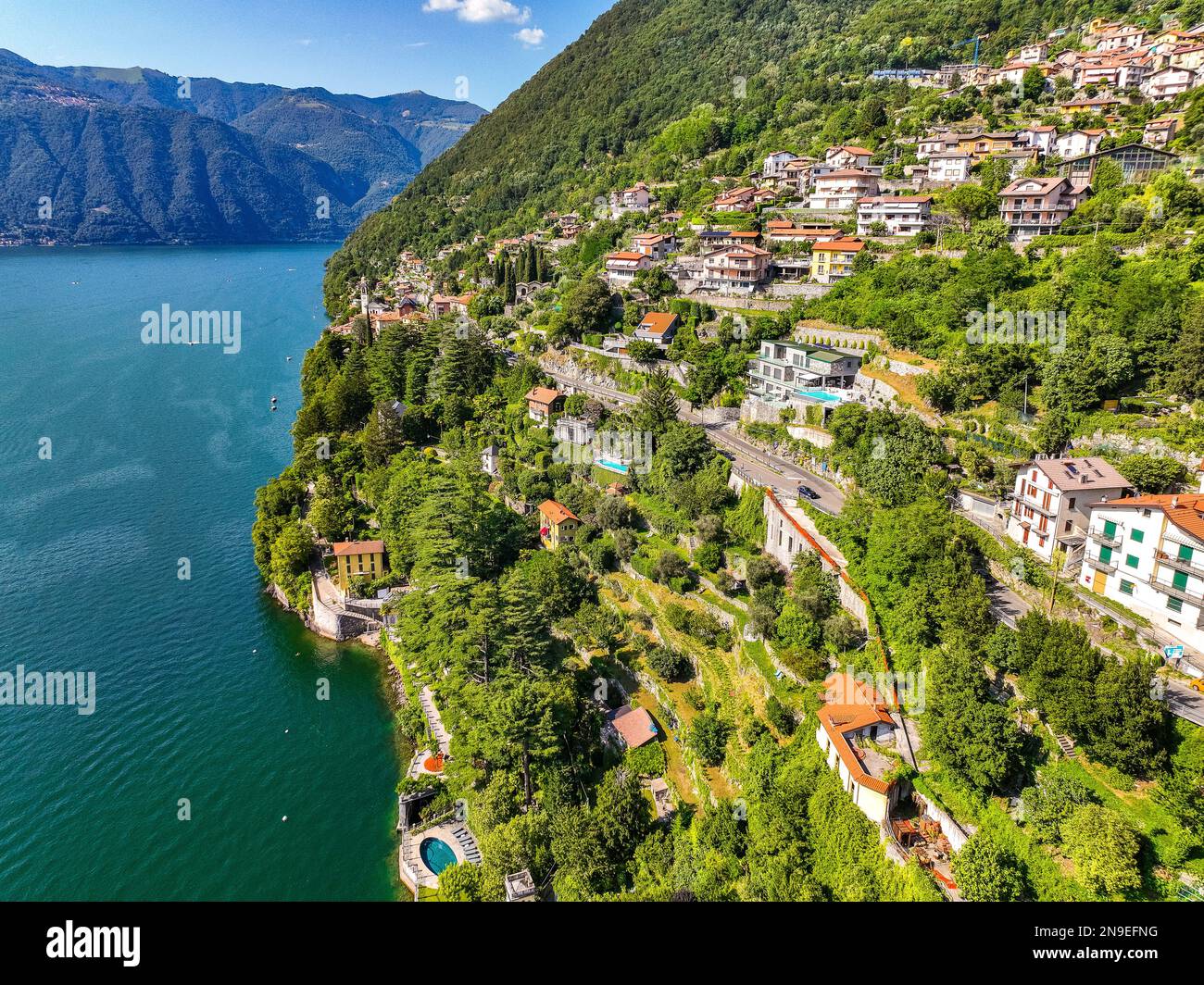 Vue aérienne de Nesso, village pittoresque et coloré situé sur les ...