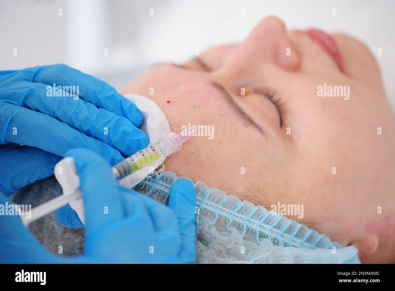 Le Cosmétologue Effectue Une Mésothérapie Ou Une Procédure De