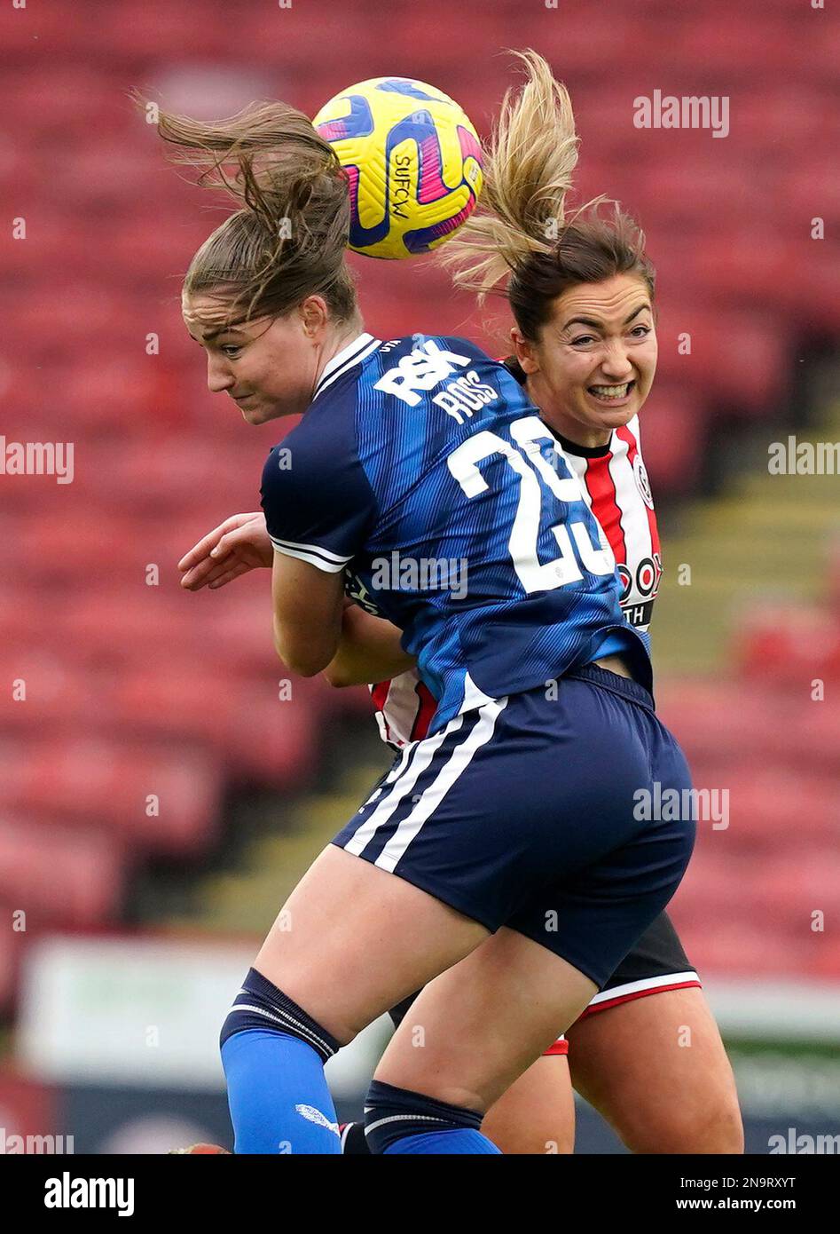 Sheffield, Angleterre, le 12th février 2023. Maddy Cusack, de Sheffield Utd, s'est fourré avec ...