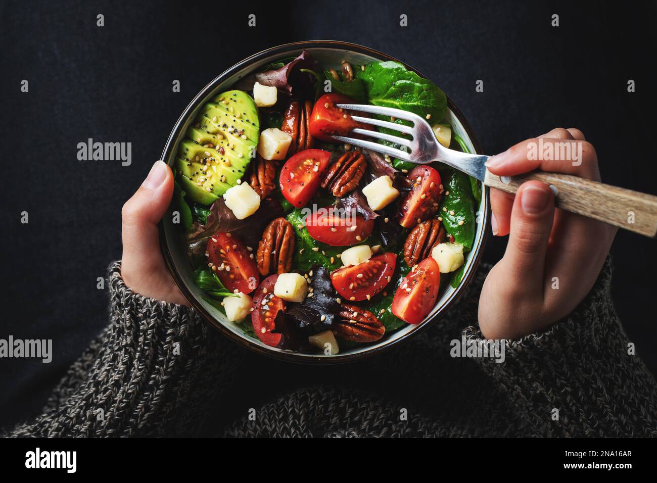 Salade maison saine avec tomates, cubes de fromage, pacanes, avocat ...