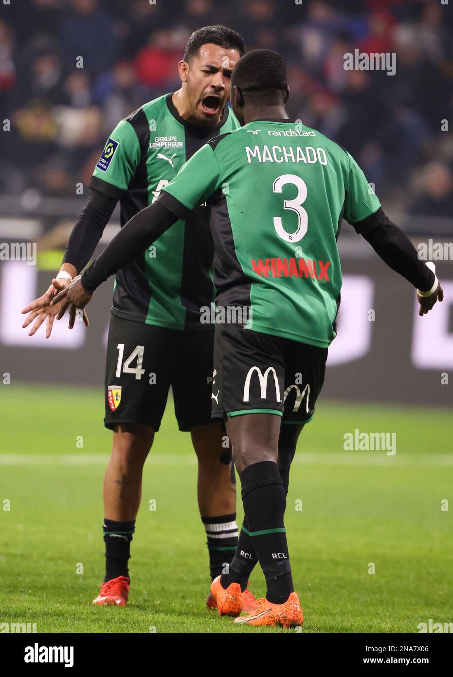 Deiver Machado de Lens célèbre son but avec Facundo Médina de Lens (à gauche) lors du ...