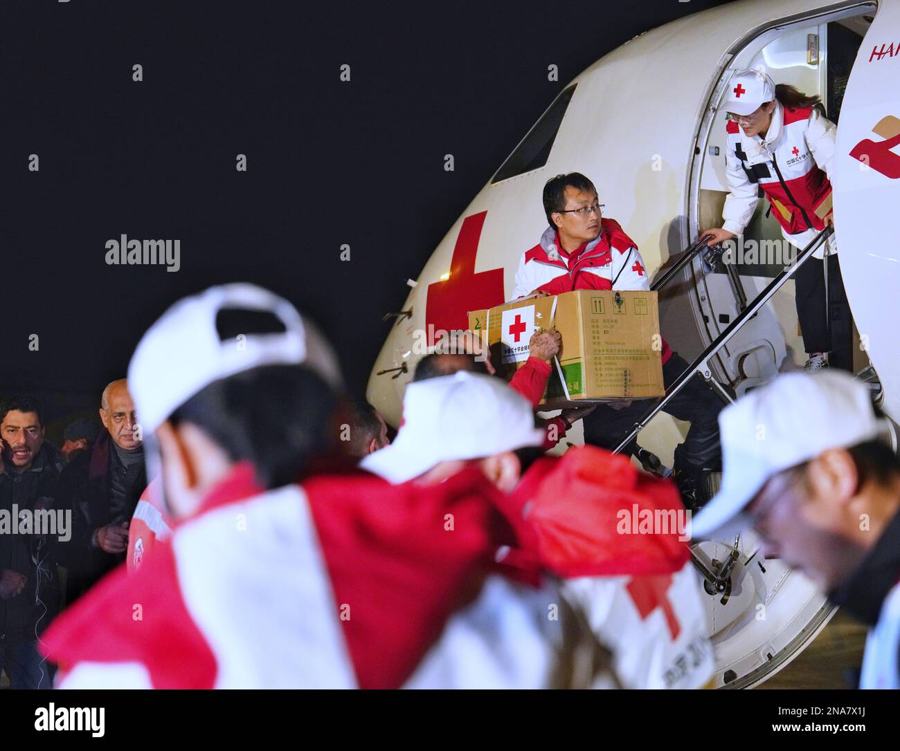 Le premier envoi d'aide humanitaire envoyé par la Société de la Croix ...